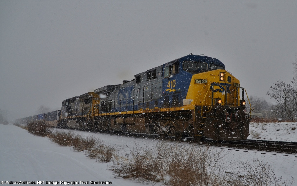 CSX 410 fronts Q137.
